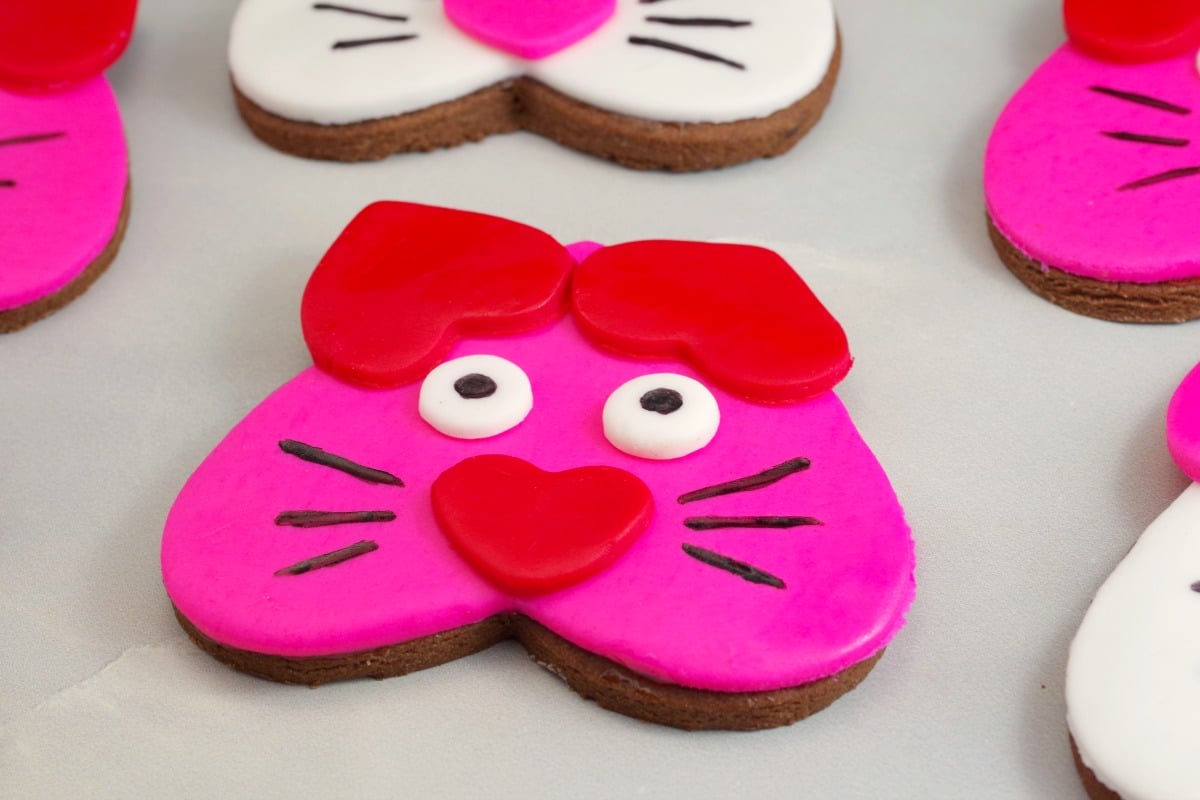 Heart-shaped Cat Cookies - Food Meanderings
