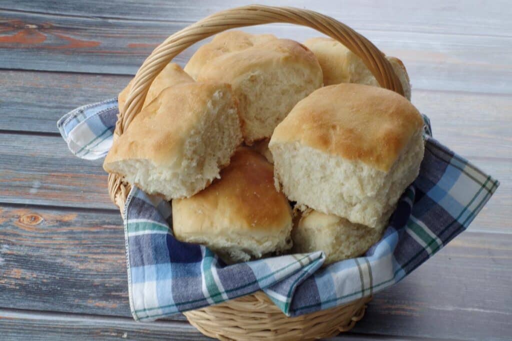 Granny buns (Old Fashioned Dinner Rolls)- Food Meanderings